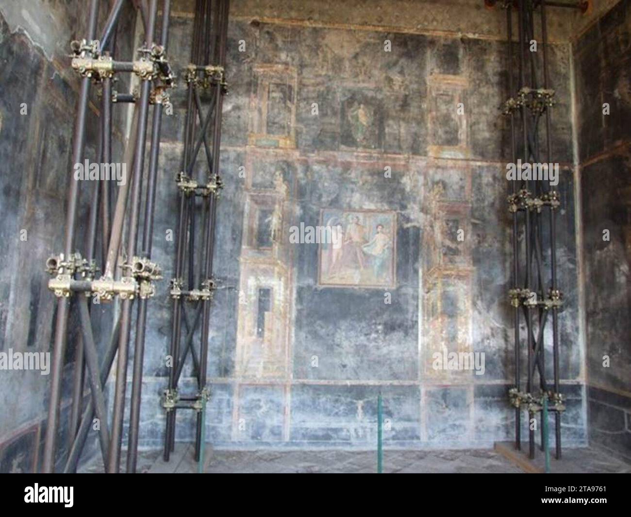 VII.16.17-22 Pompeii. December 2007. East wall of oecus with ...