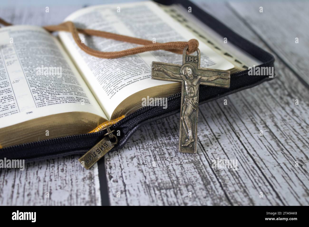 Open bible wooden cross hi-res stock photography and images - Alamy
