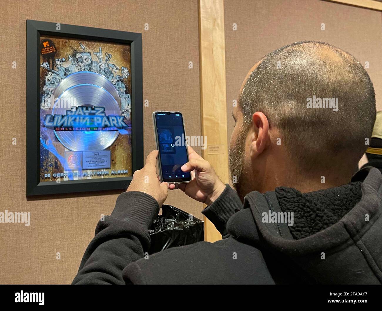 New York, New York, USA. 29th Nov, 2023. A fan takes a photo of the ...