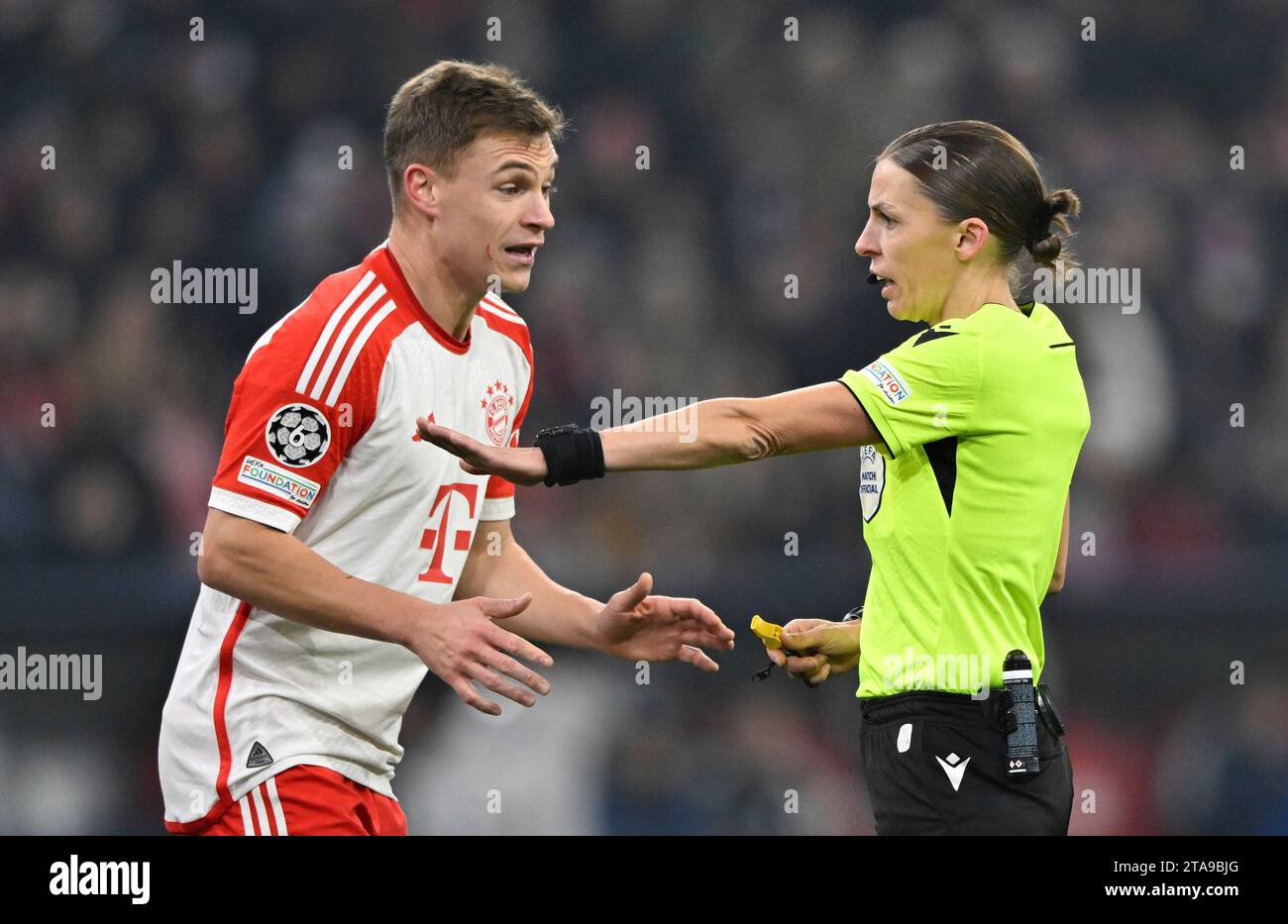 Muenchen, Deutschland. 29th Nov, 2023. Joshua Kimmich FC Bayern Muenchen FCB (06) im Gespraech ...