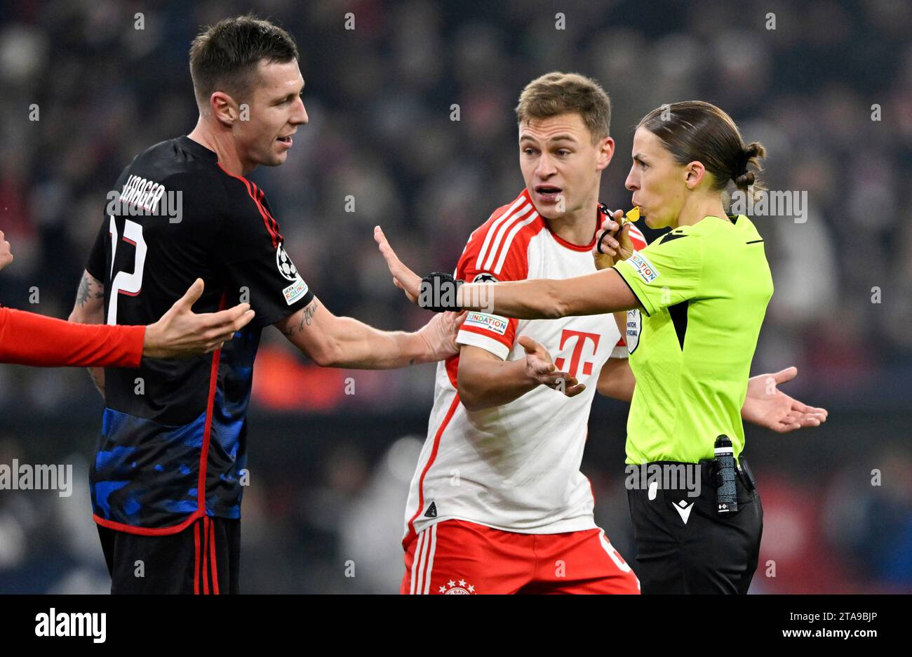 Muenchen, Deutschland. 29th Nov, 2023. Joshua Kimmich FC Bayern Muenchen FCB (06) im Gespraech ...