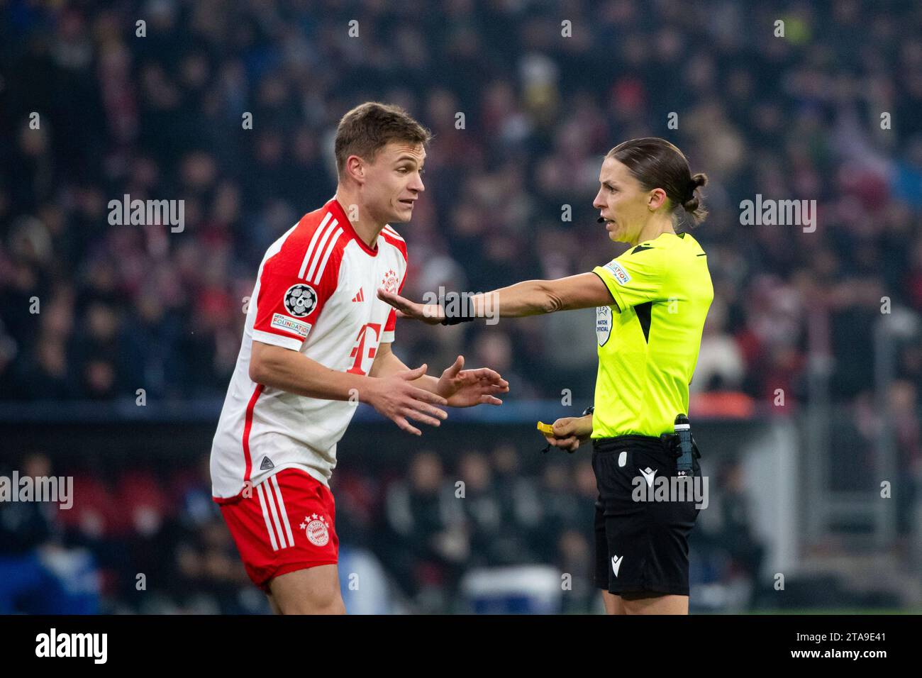 Schiedsrichterin Stephanie Frappart mit Joshua Kimmich (FC Bayern Muenchen, #06), GER, FC Bayern ...