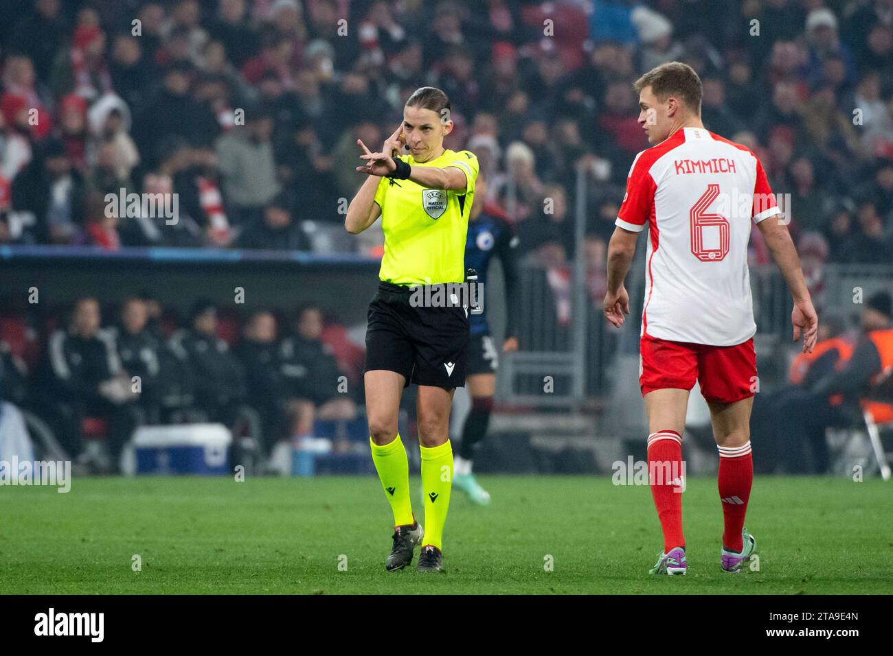 Schiedsrichterin Stephanie Frappart mit Joshua Kimmich (FC Bayern Muenchen, #06), GER, FC Bayern ...