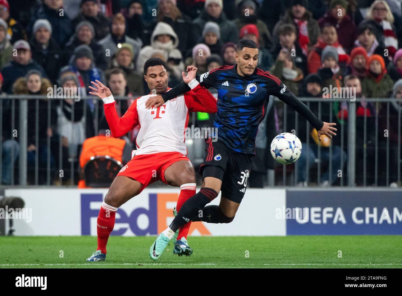 Serge Gnabry (FC Bayern Muenchen, #07) im Zweikampf mit Elias Achouri ...