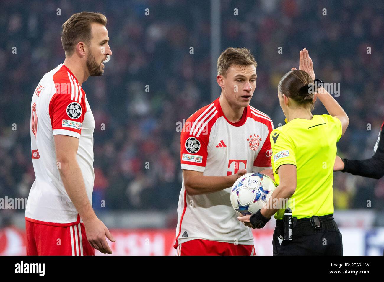 Harry Kane (FC Bayern Muenchen, #09), Joshua Kimmich (FC Bayern Muenchen, #06) sprechen mit ...