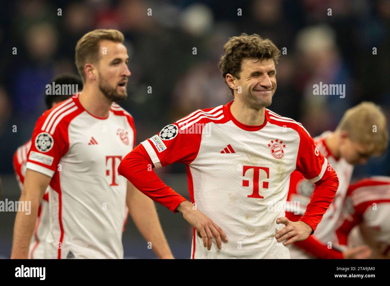 Muenchen, Deutschland. 29th Nov, 2023. Harry Kane (FC Bayern Muenchen, #09), Thomas Mueller (FC ...