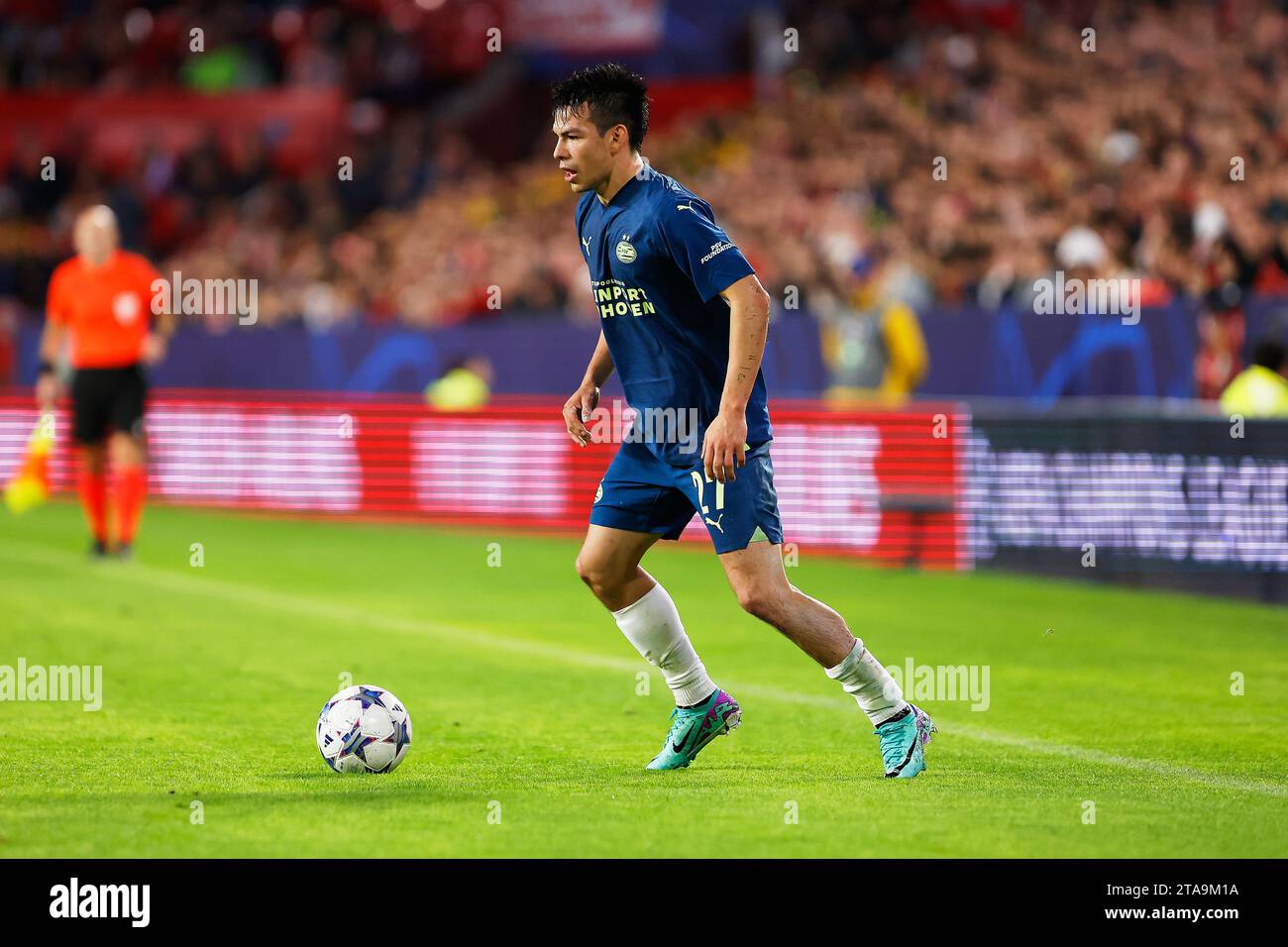 Seville, Spain. 29th Nov, 2023. Hirving Lozano (27) of PSV Eindhoven ...
