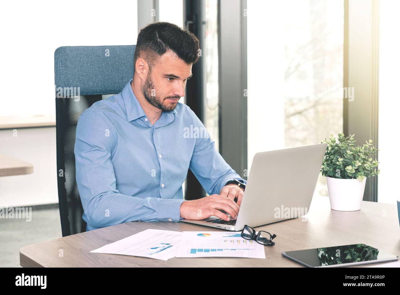Portrait office caucasian business analyst hi-res stock photography and ...