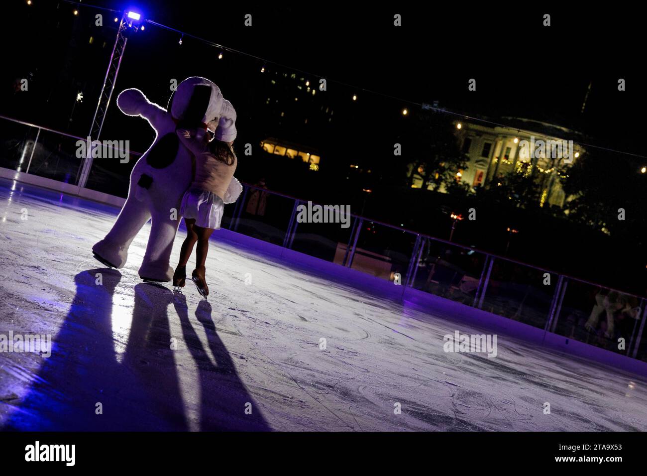 Washington, United States. 29th Nov, 2023. Snoopy and Kim Navaro from ...