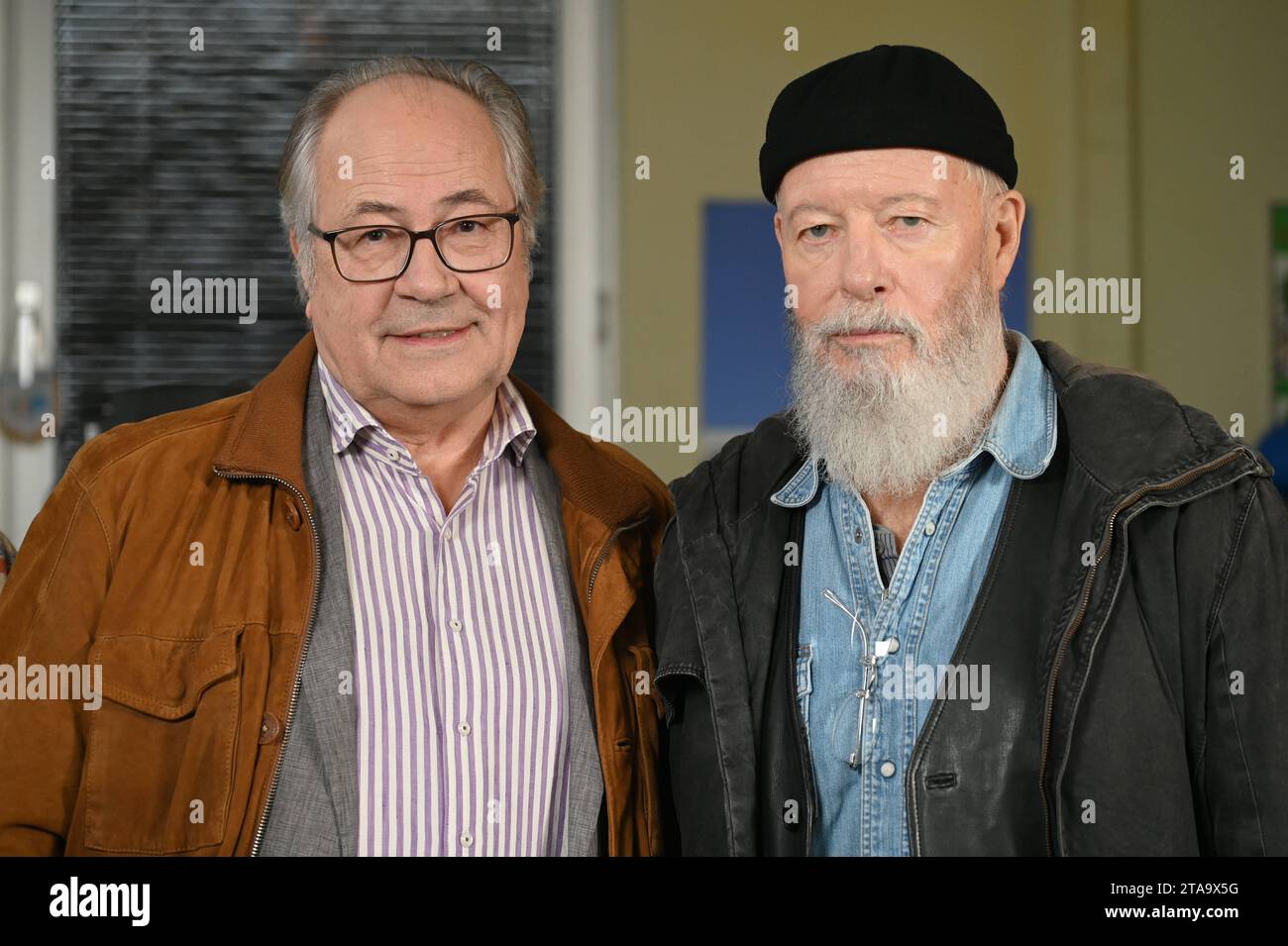 Schauspieler Hartmut Volle und Bill Mockridge, l-r, posieren am Set der ...