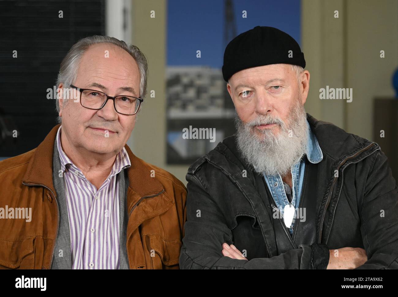 Schauspieler Hartmut Volle und Bill Mockridge, l-r, posieren am Set der ...