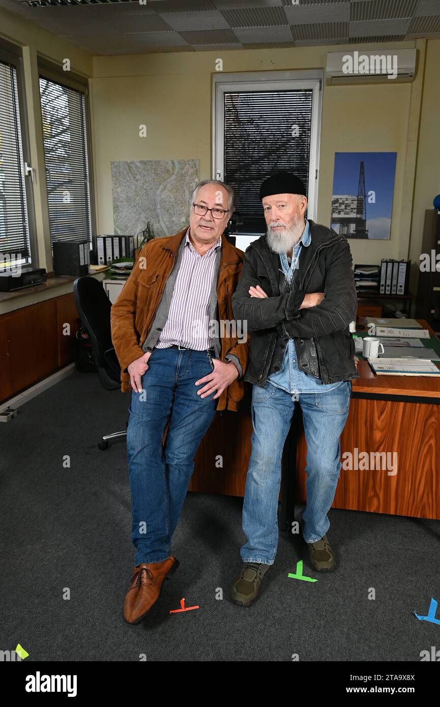 Schauspieler Hartmut Volle und Bill Mockridge, l-r, posieren am Set der ...