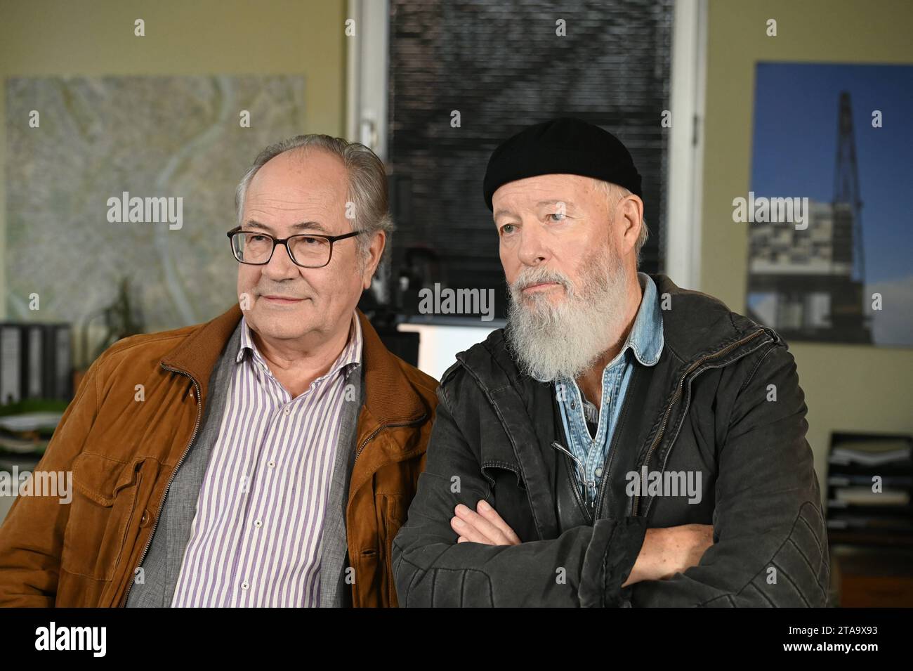Schauspieler Hartmut Volle und Bill Mockridge, l-r, posieren am Set der ...
