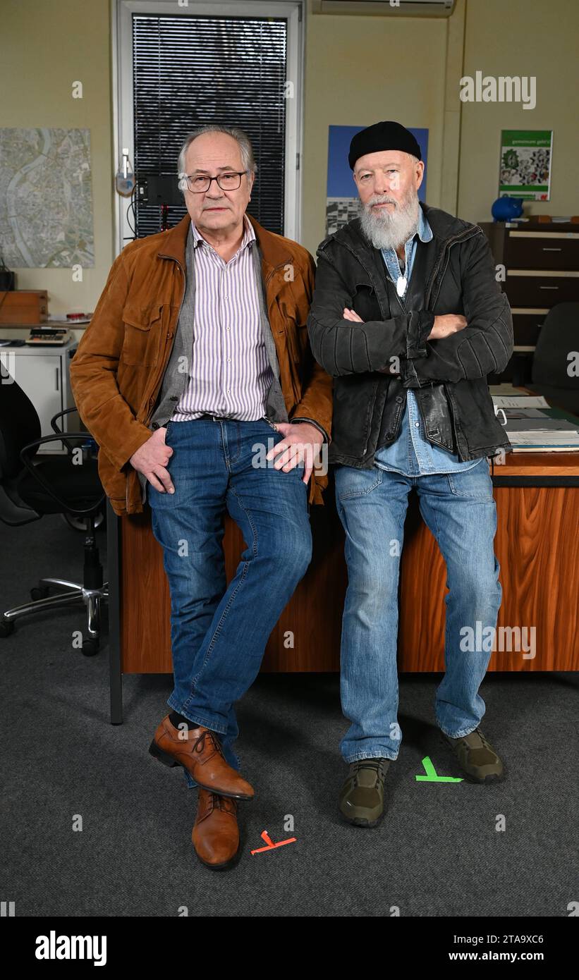 Schauspieler Hartmut Volle und Bill Mockridge, l-r, posieren am Set der ...