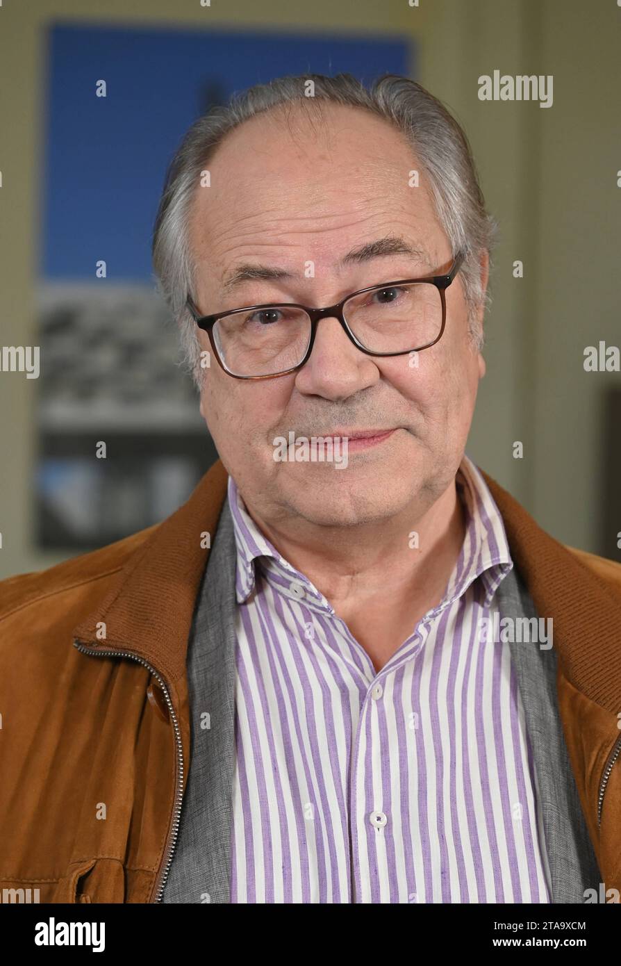 Schauspieler Hartmut Volle posiert am Set der ARD Serie Rentnercops ...