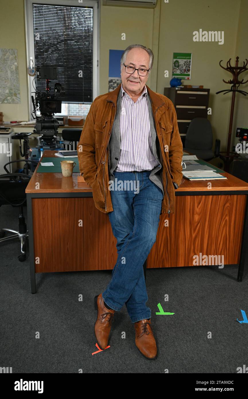 Schauspieler Hartmut Volle posiert am Set der ARD Serie Rentnercops ...