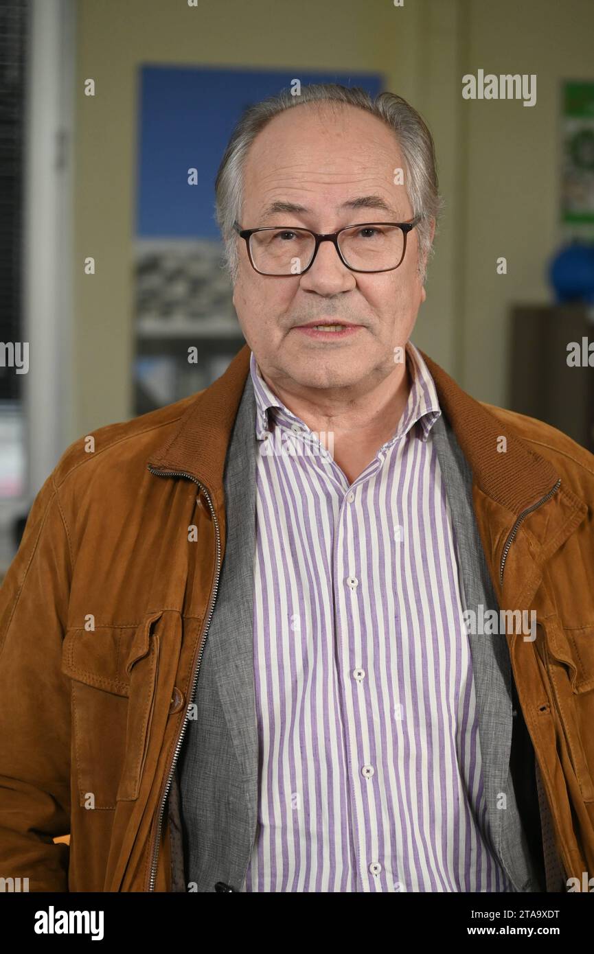 Schauspieler Hartmut Volle posiert am Set der ARD Serie Rentnercops ...
