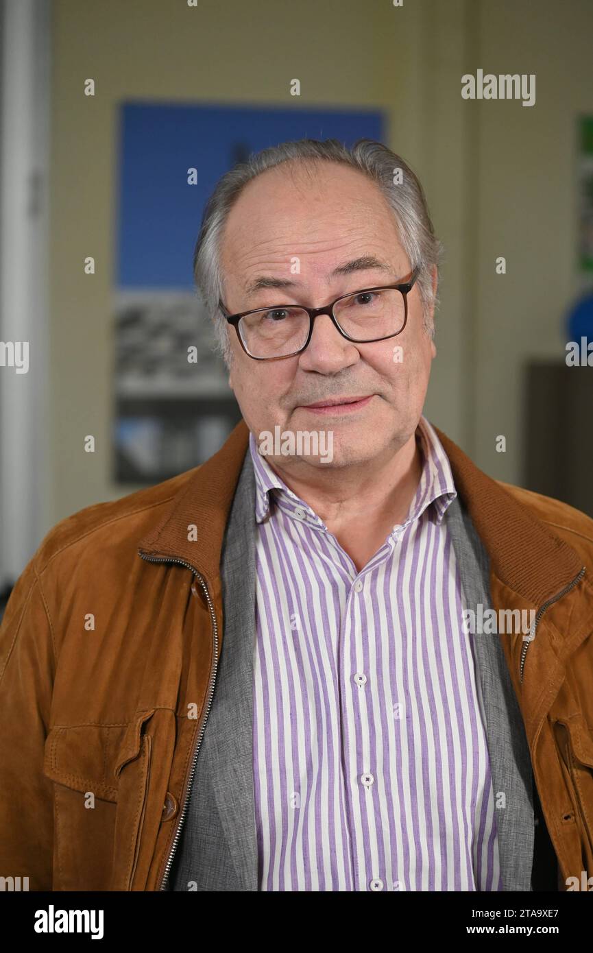 Schauspieler Hartmut Volle posiert am Set der ARD Serie Rentnercops ...