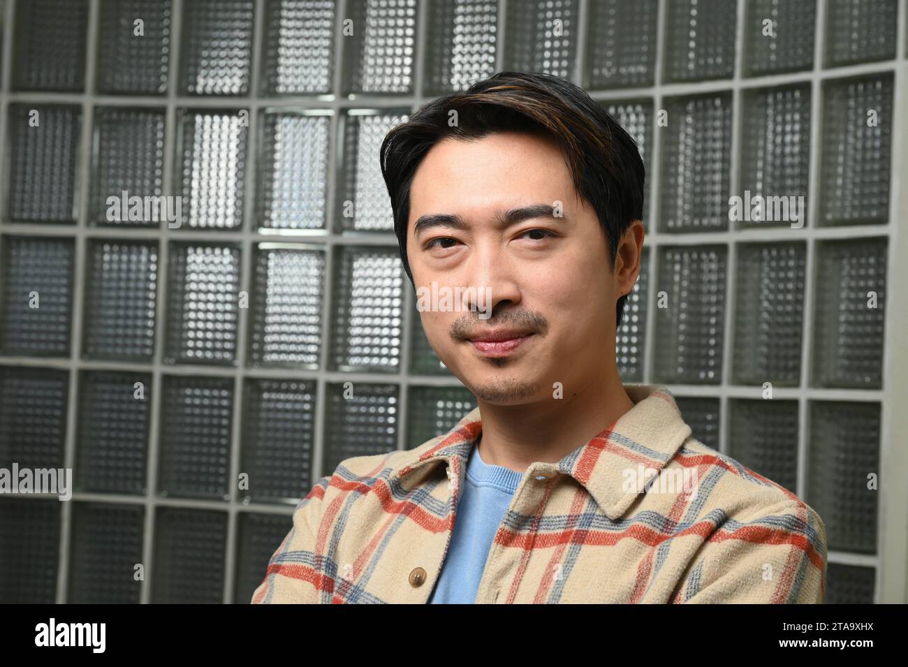 Schauspieler Aaron Lee posiert am Set der ARD Serie Rentnercops ...