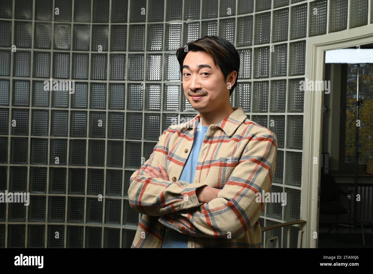 Schauspieler Aaron Lee posiert am Set der ARD Serie Rentnercops ...