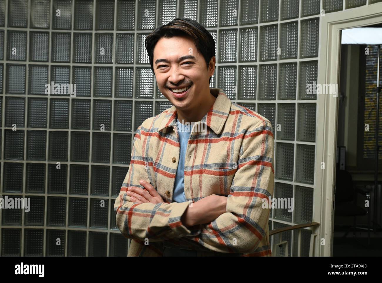 Schauspieler Aaron Lee posiert am Set der ARD Serie Rentnercops ...