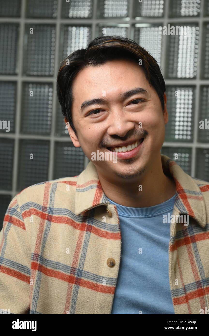 Schauspieler Aaron Lee posiert am Set der ARD Serie Rentnercops ...