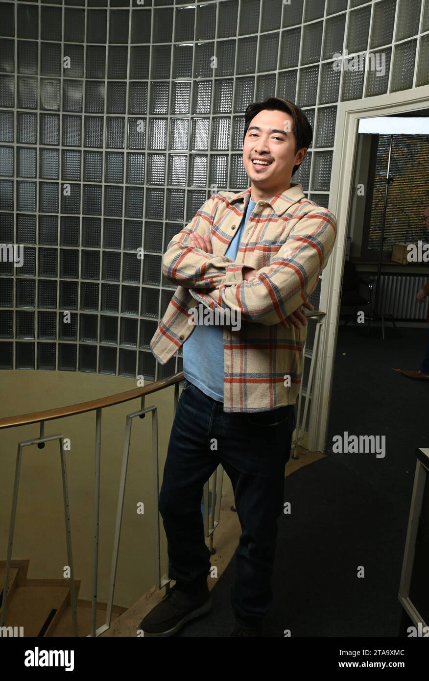 Schauspieler Aaron Lee posiert am Set der ARD Serie Rentnercops ...