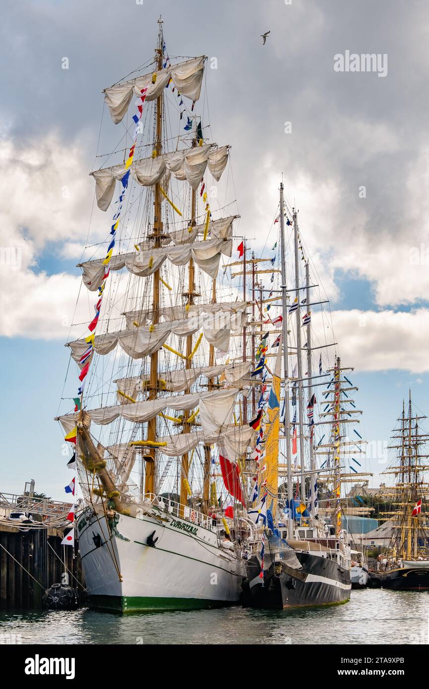 Historic tall ships moored hi-res stock photography and images - Alamy