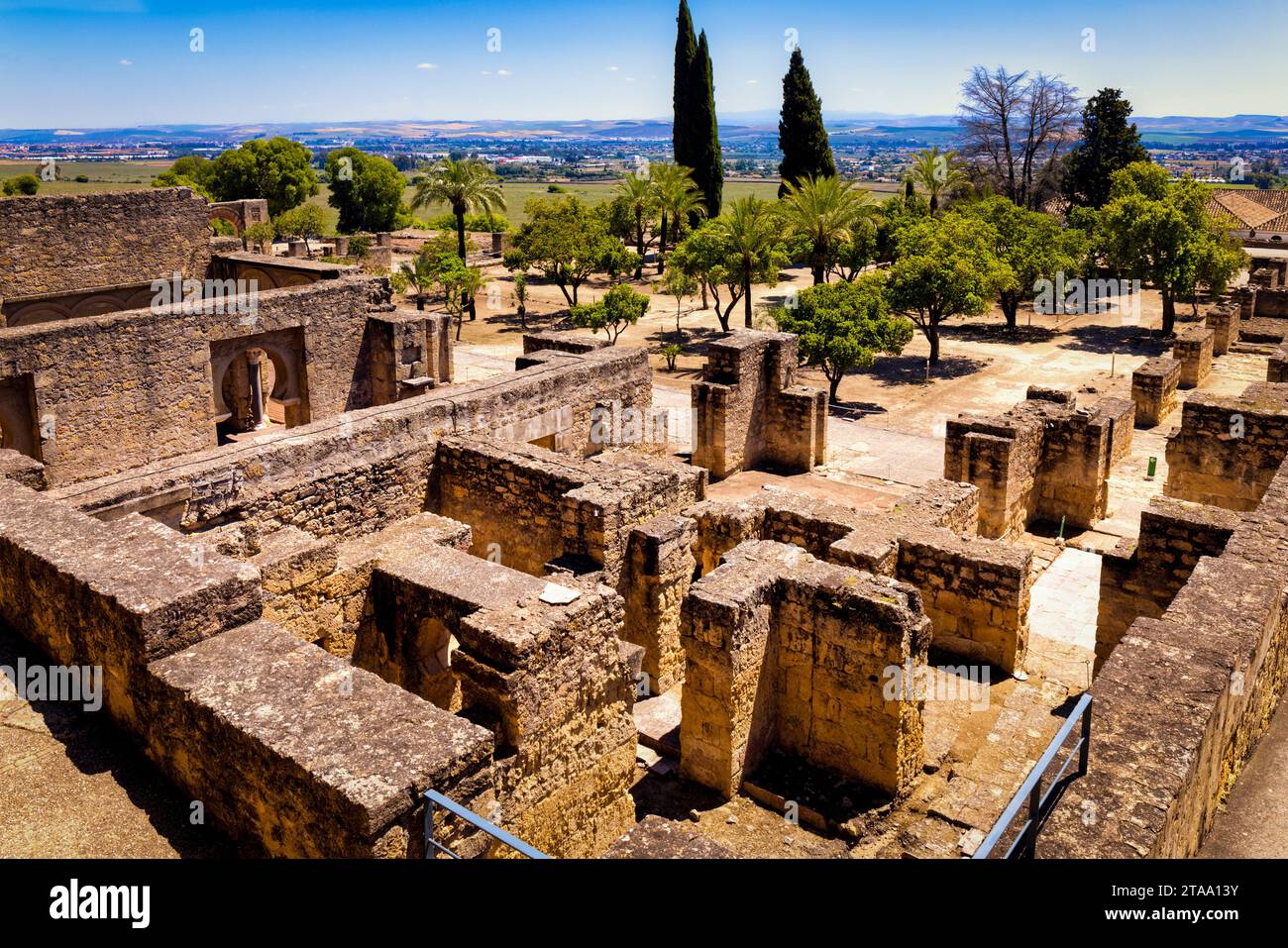 Upper level architecture hi-res stock photography and images - Alamy