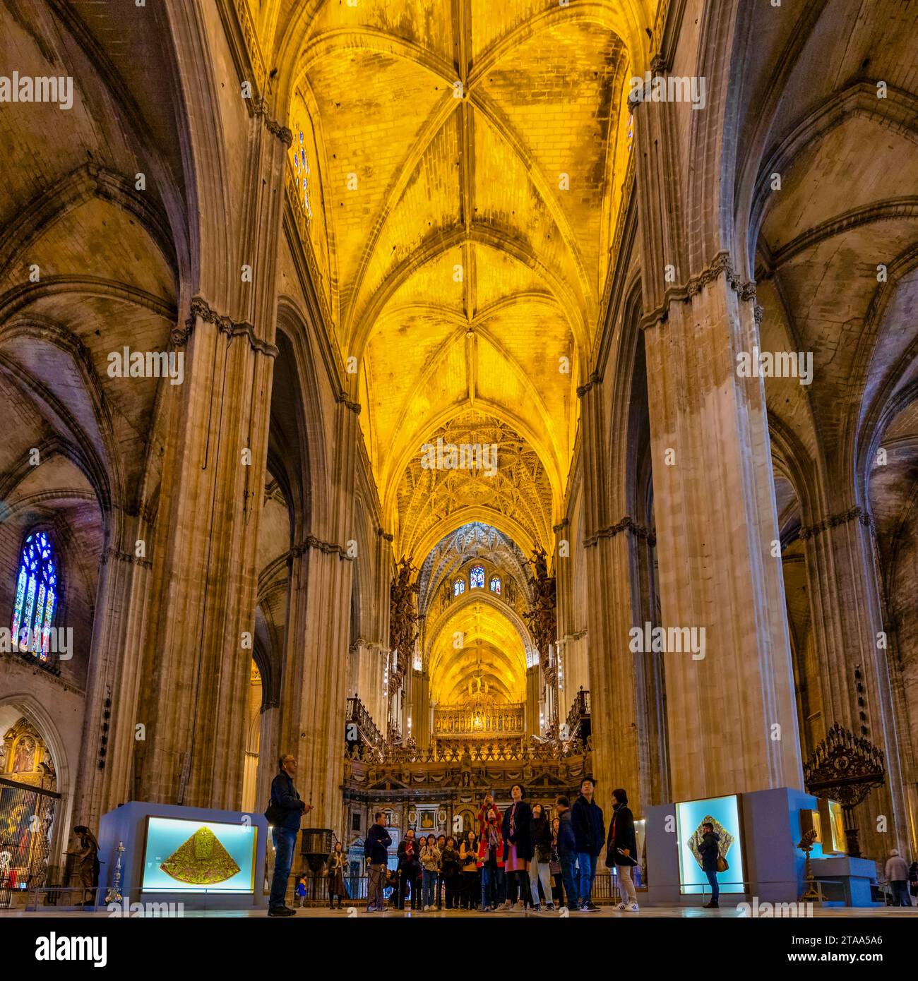Seville cathedral altar hi-res stock photography and images - Alamy