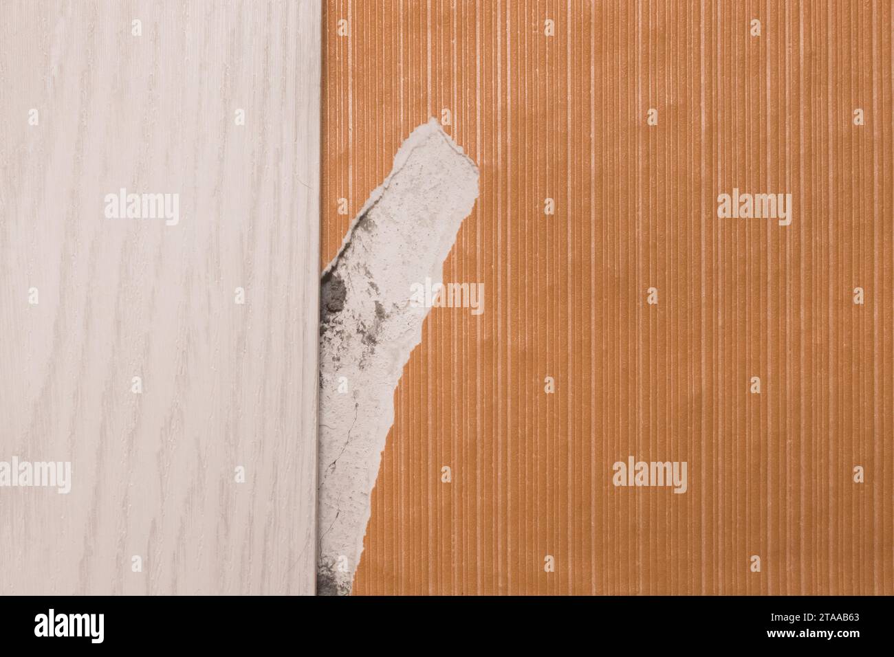 Old wallpaper torn hi-res stock photography and images - Alamy