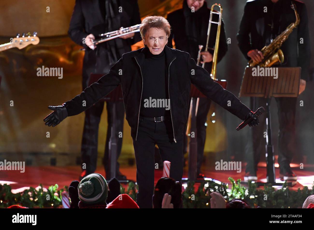 New York, USA. 29th Nov, 2023. Barry Manilow performs during the 91st ...