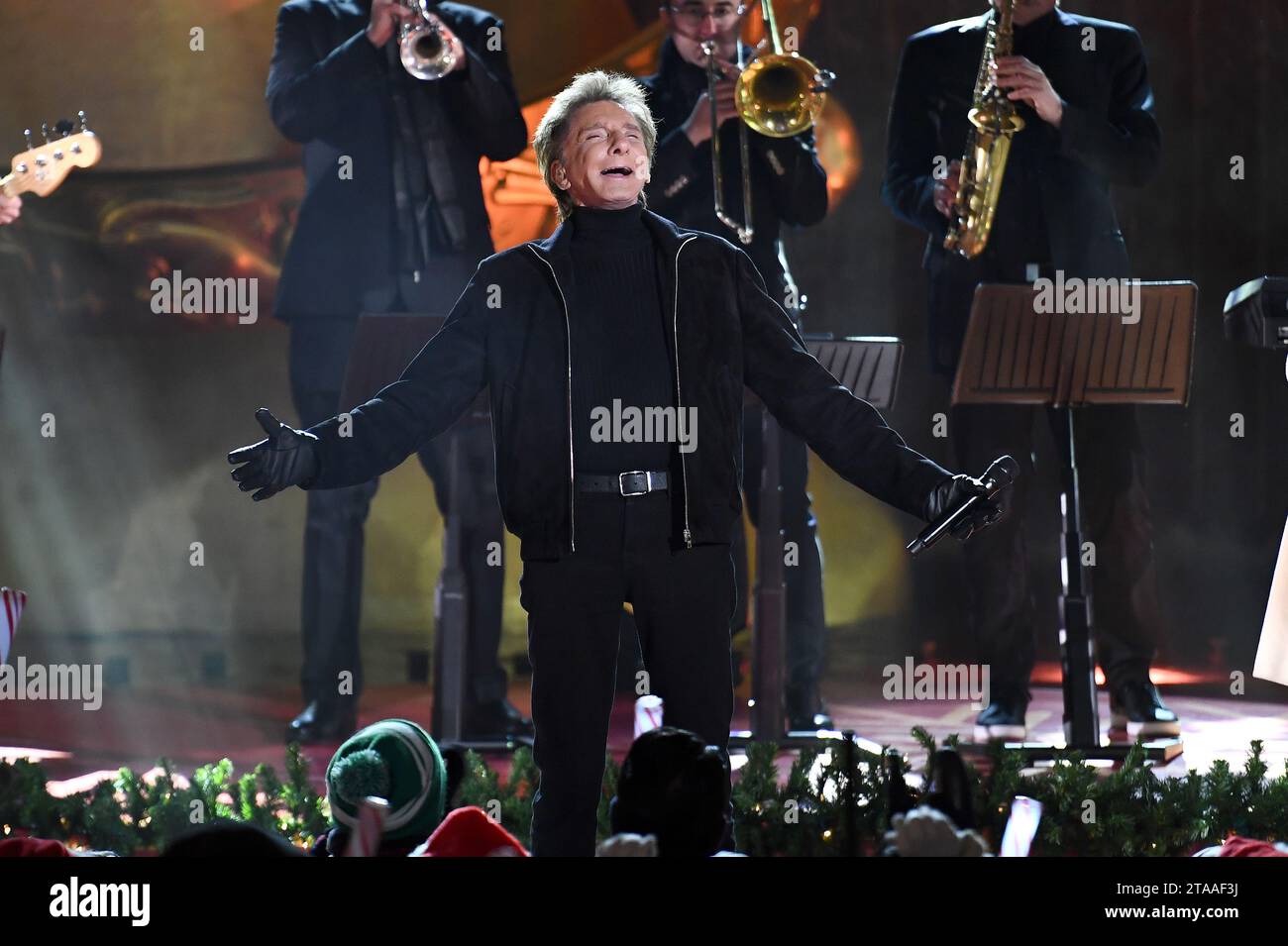 New York, USA. 29th Nov, 2023. Barry Manilow performs during the 91st ...