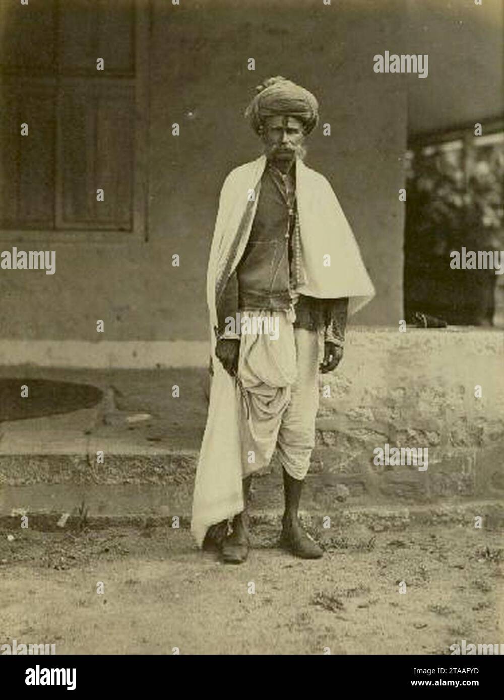 Vintage photograph of an Indian servant in the 1870s Stock Photo - Alamy