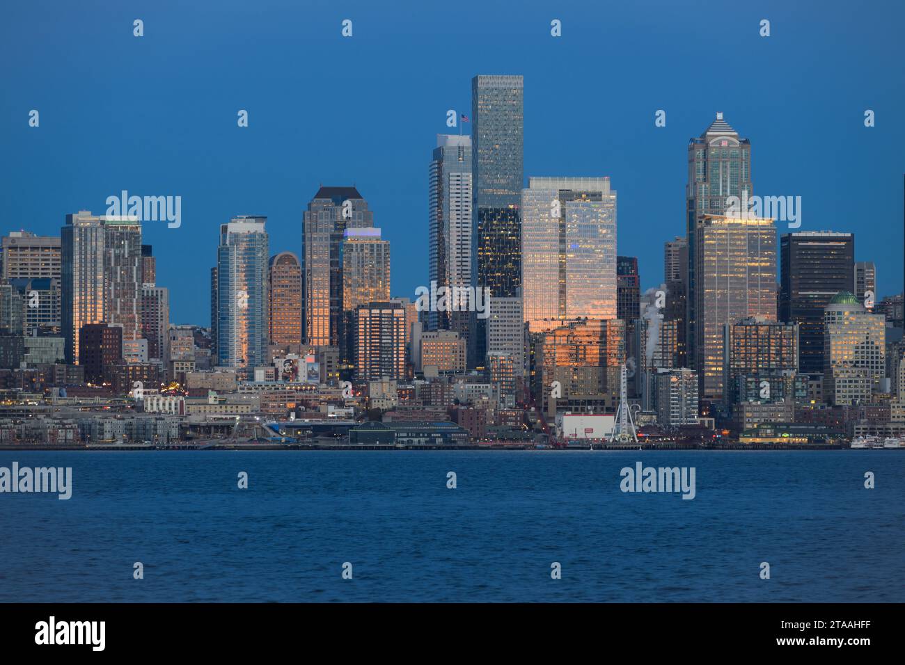 Tall waterfront buildings hi-res stock photography and images - Alamy