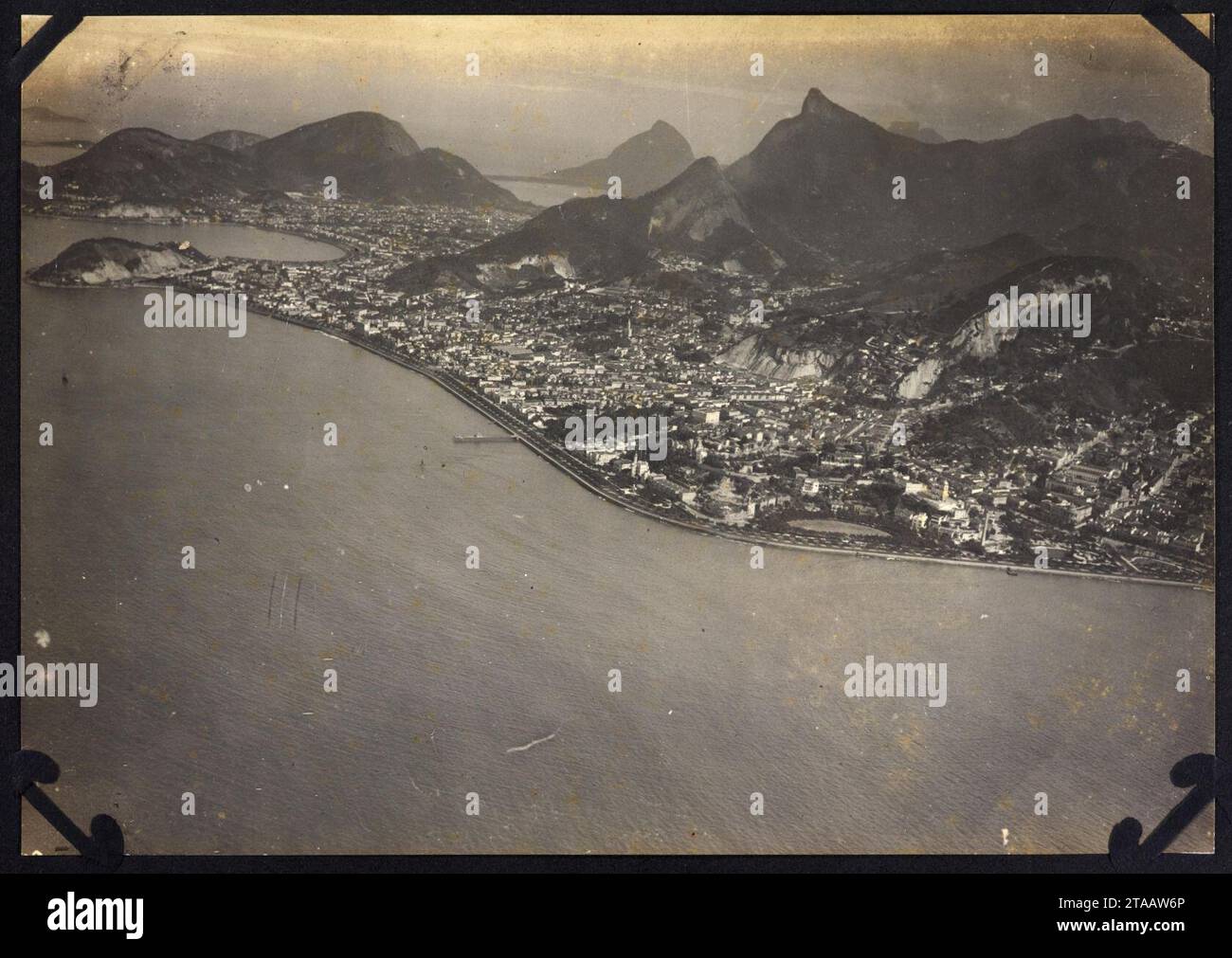 Vista aérea do centro do Rio de Janeiro, ao fundo, o Morro do Corcovado ...
