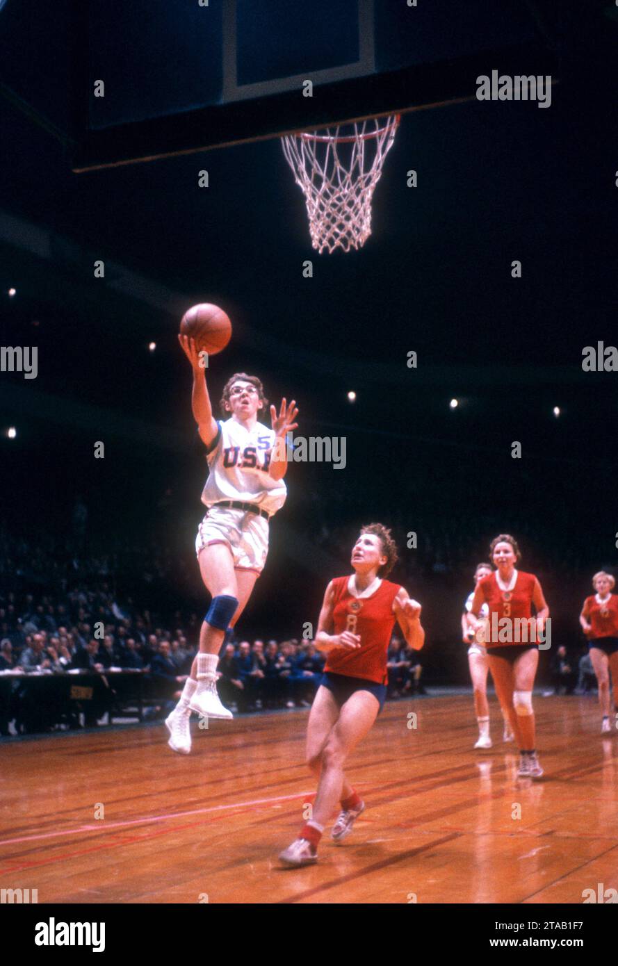 NEW YORK, NY - 1959: Barbara Ann Sipes of the United States goes for ...