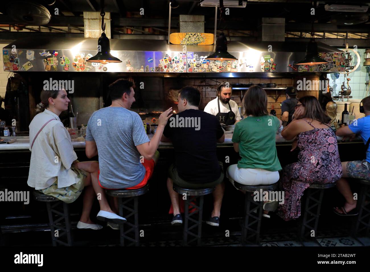 Open kitchen counter restaurant hi-res stock photography and images - Alamy