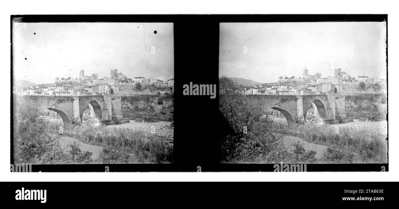 Vista panoràmica de Besalú Stock Photo - Alamy