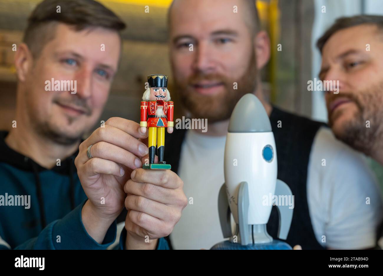 PRODUCTION - 27 November 2023, Saxony, Seiffen: Wooden toy maker Markus ...