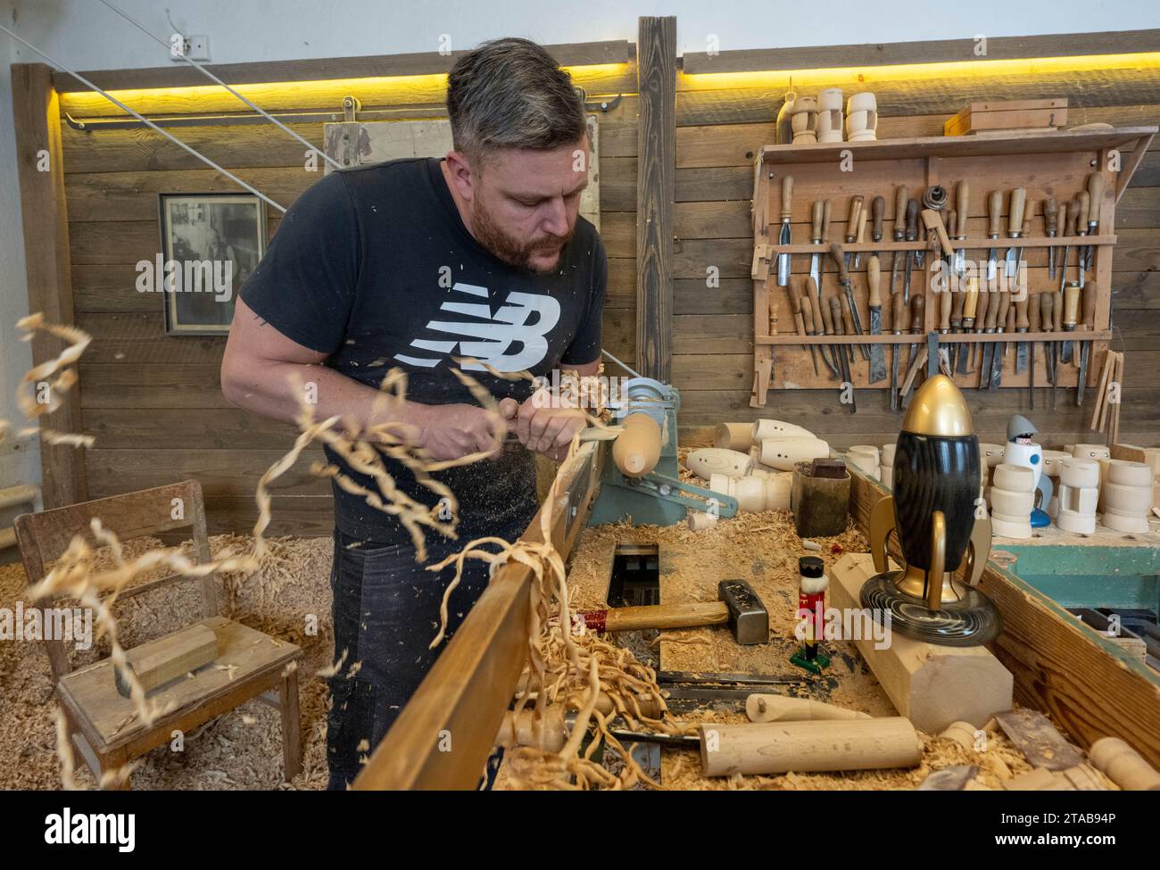 PRODUCTION - 27 November 2023, Saxony, Seiffen: Wooden toy maker Markus ...