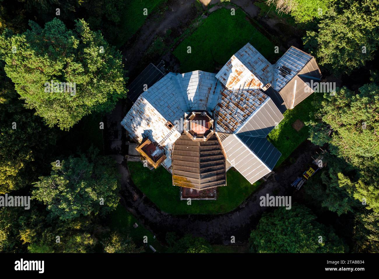 Manor house roof above gable hi-res stock photography and images - Alamy