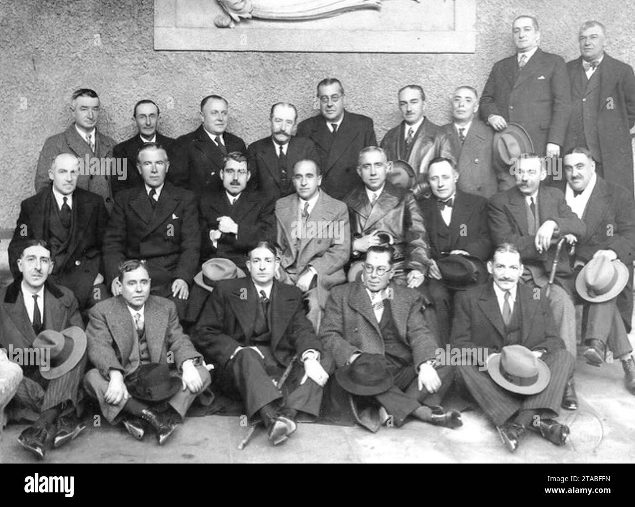 Vodas de prata (1932) da promoción de 1907. Na fila do medio Roberto ...