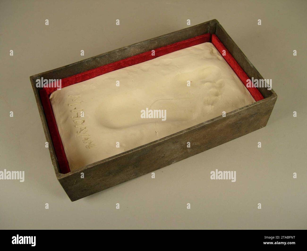 Voetafdruk van Mehmet Ali Dayan, objectnr 711.3 Stock Photo - Alamy