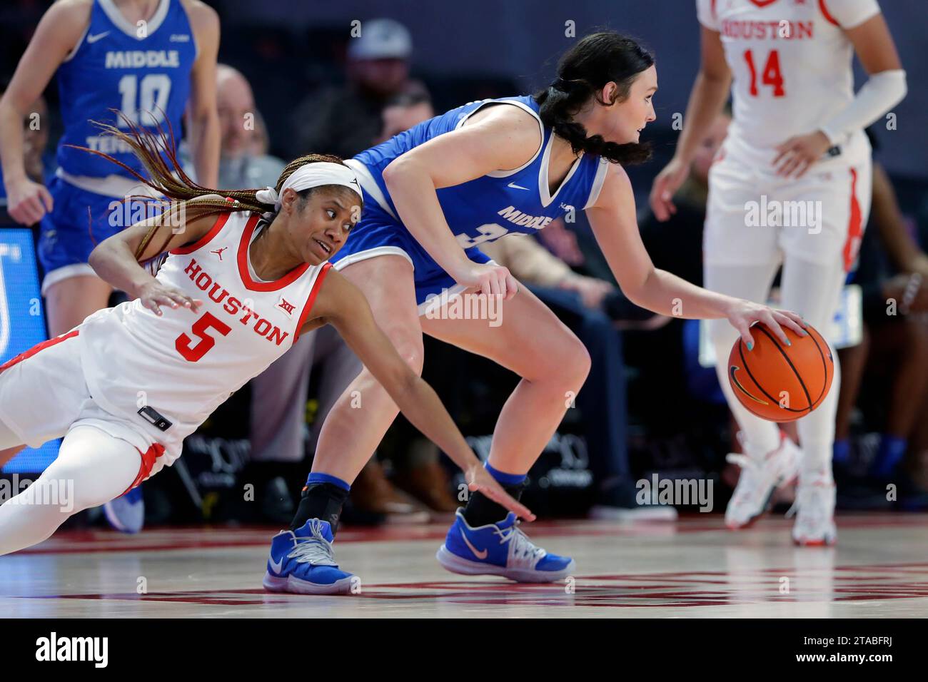 Houston guard N'Yah Boyd (5) dive in an attempt to steal the ball as ...