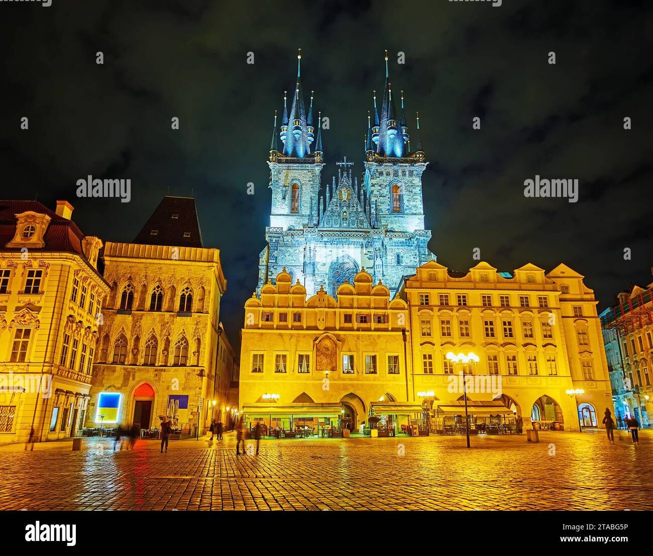 Tall Gothic Tyn Church behind the medieval houses on the Old Town ...
