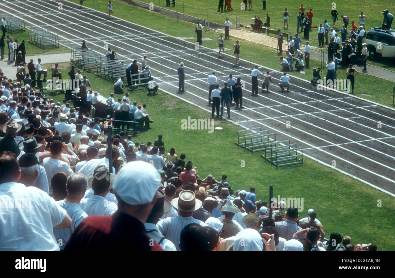 RANDALL'S ISLAND, NY - APRIL, 1953: General view as runners come to the ...