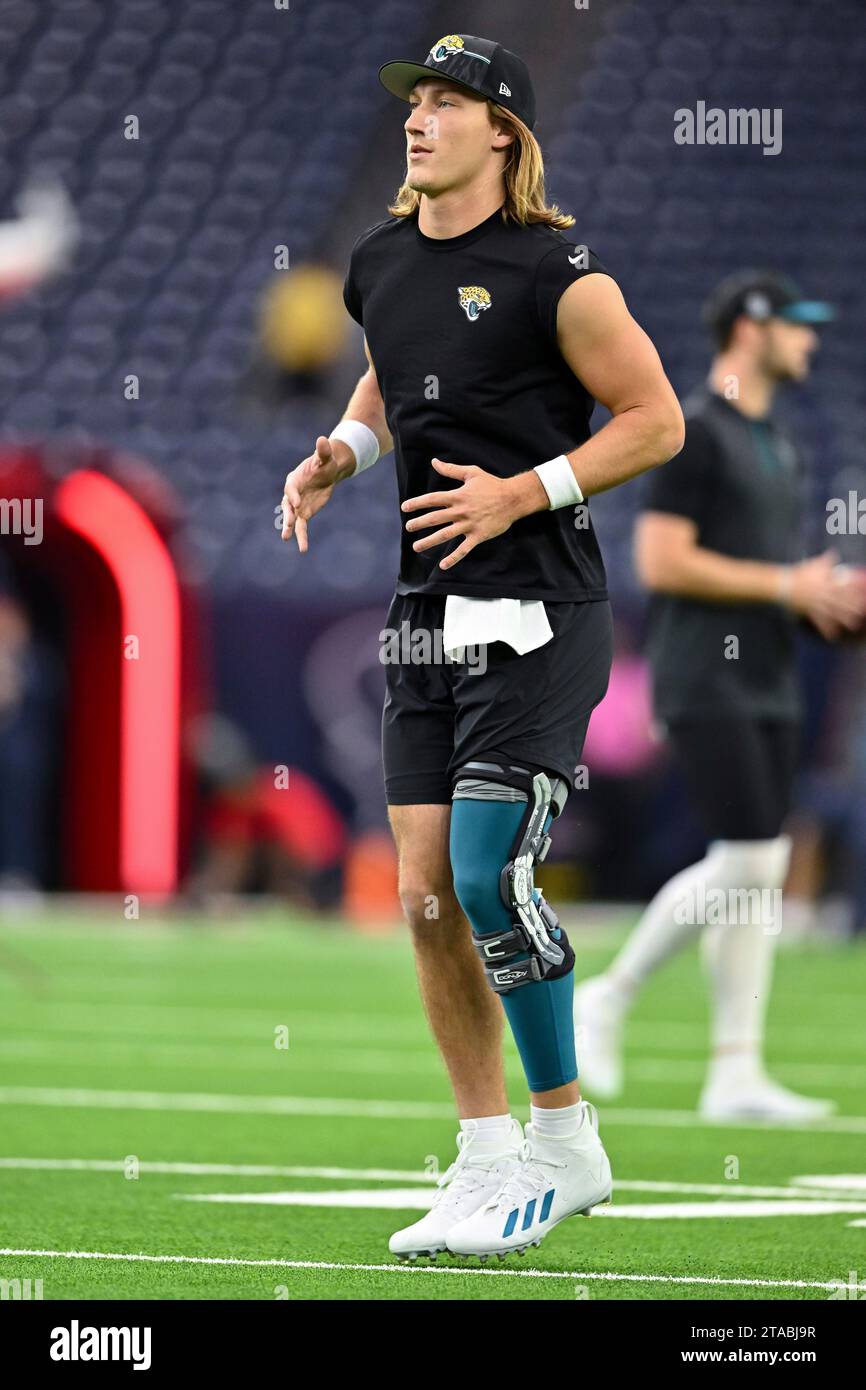 Jacksonville Jaguars quarterback Trevor Lawrence (16) warming up prior ...