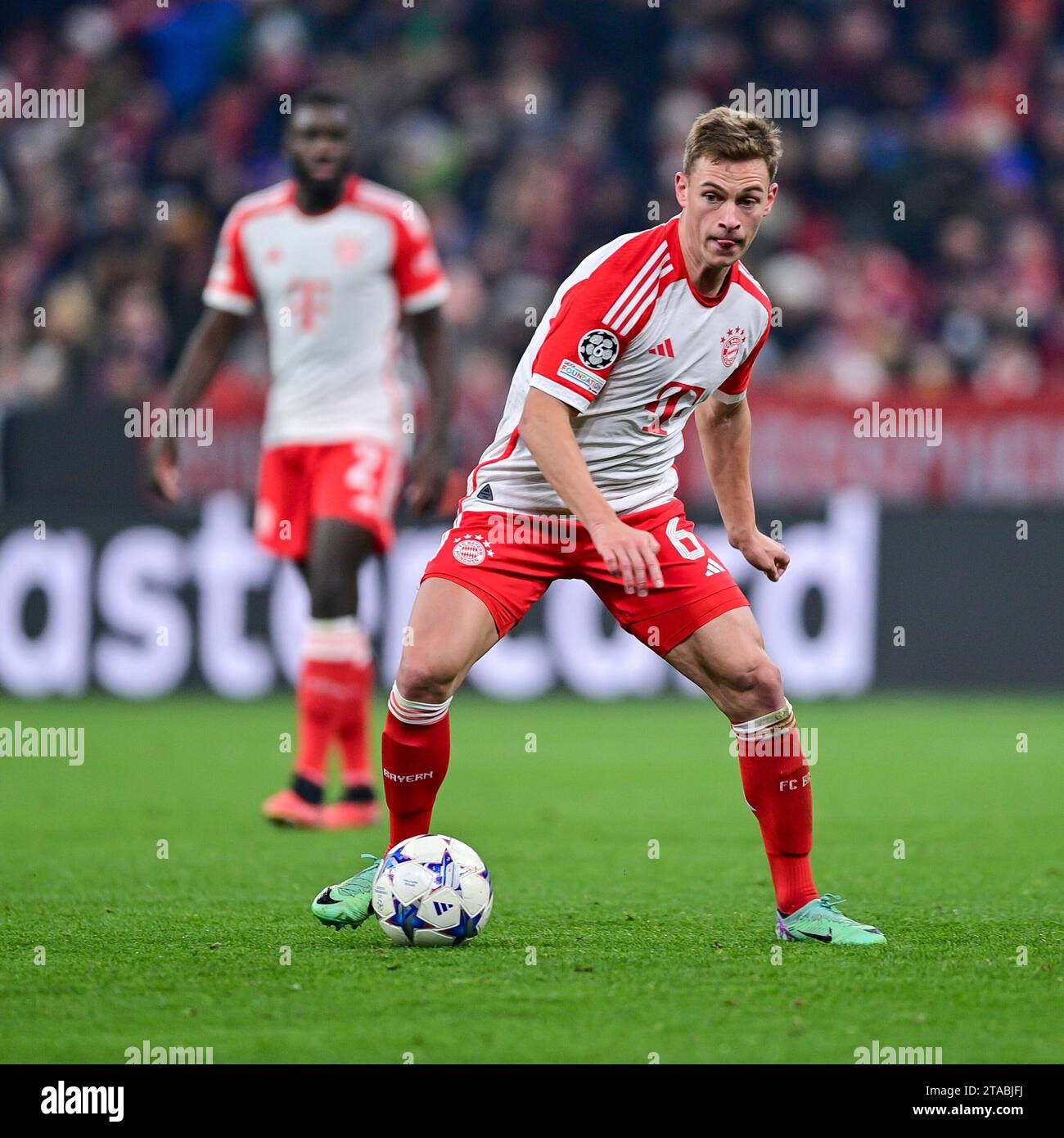 Joshua KIMMICH (FC Bayern München, FCB, 6) am Ball, 29.11.2023, München ...