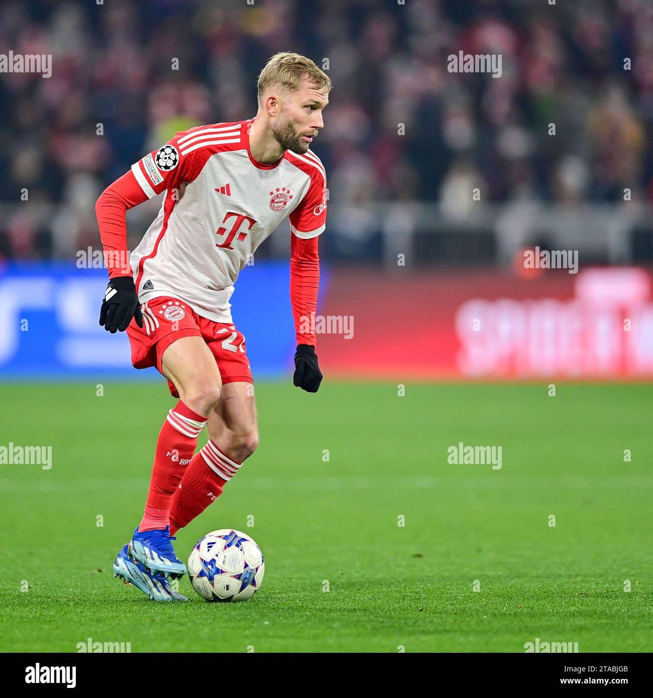 Konrad LAIMER (FC Bayern München, FCB, 27) am Ball, Freisteller ...